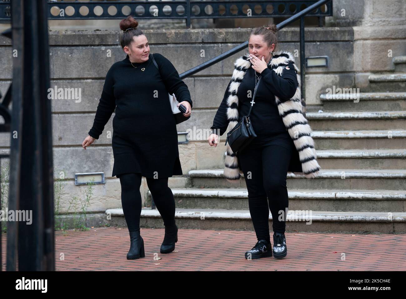 Les filles de la résidente Emily Wiggins quittent Reading Crown court ...