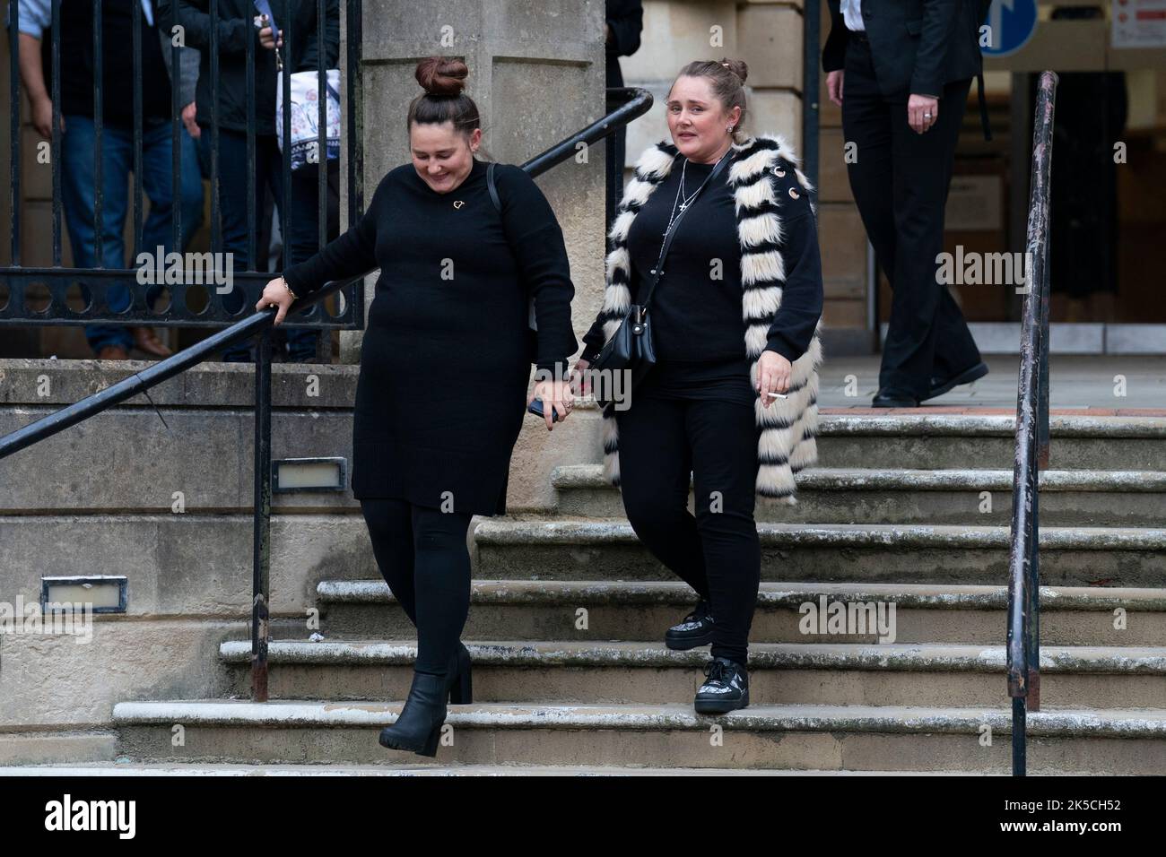 Les filles de la résidente Emily Wiggins quittent Reading Crown court ...