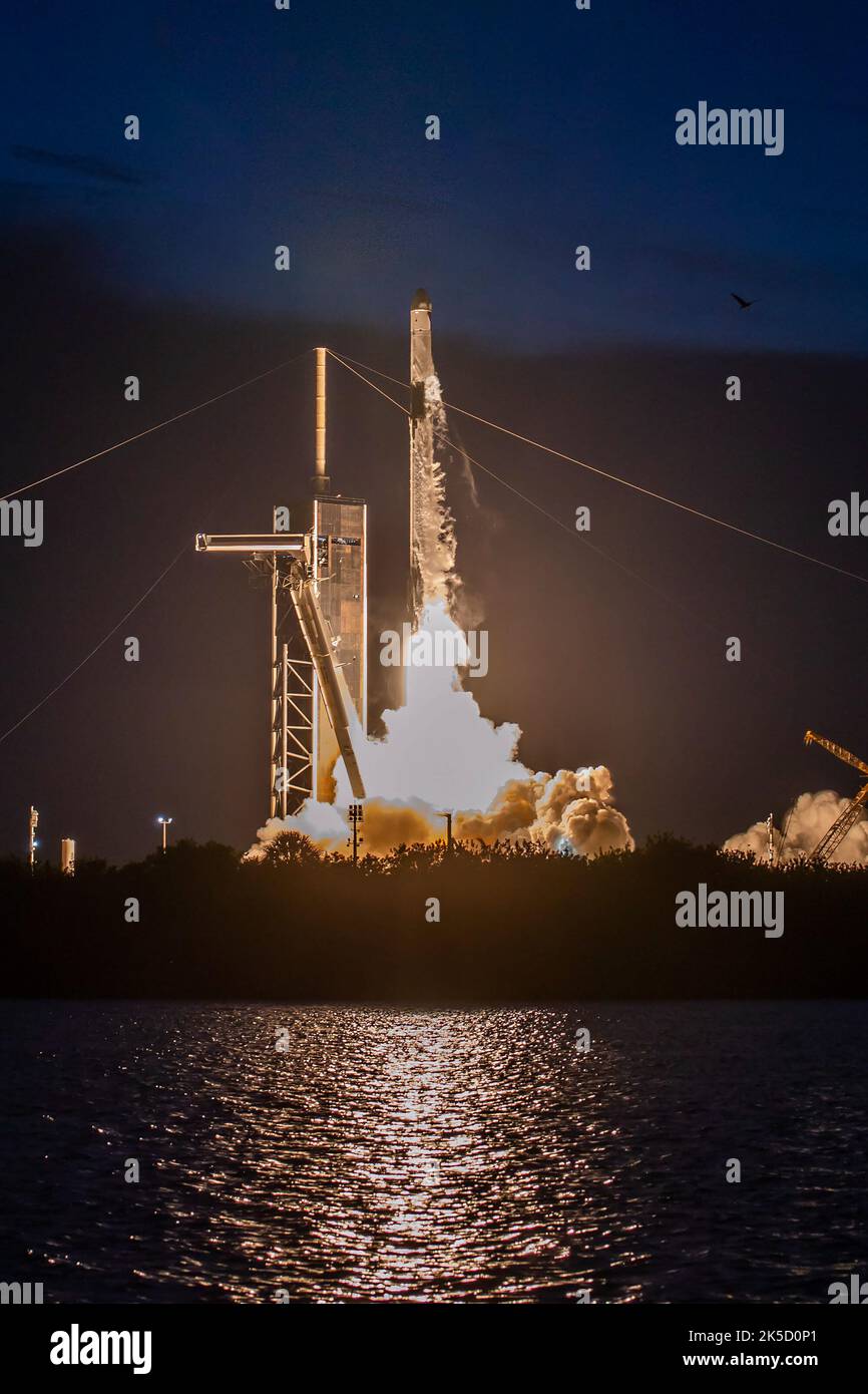 La Fusée Spacex Falcon 9 Transportant La Capsule Dragon Se Soulève Du