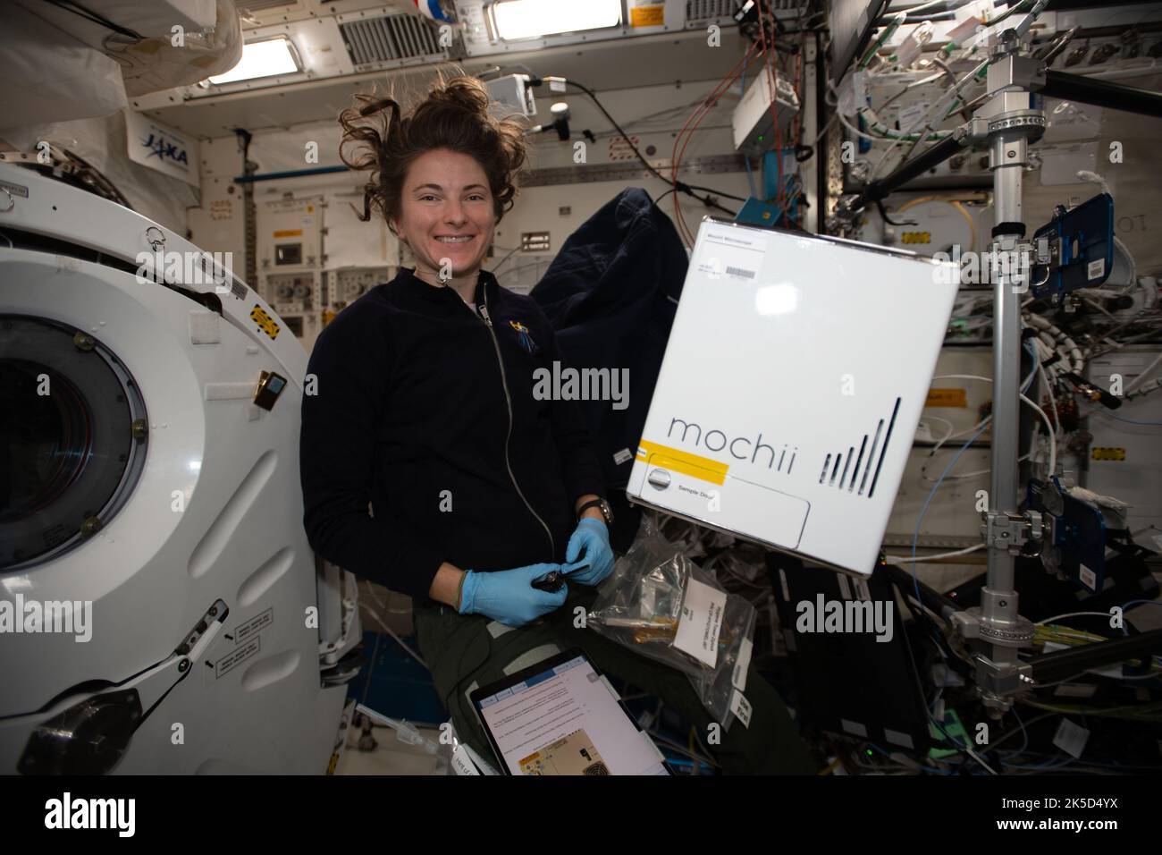 L'astronaute de la NASA Kayla Barron installe le microscope Mochii ...