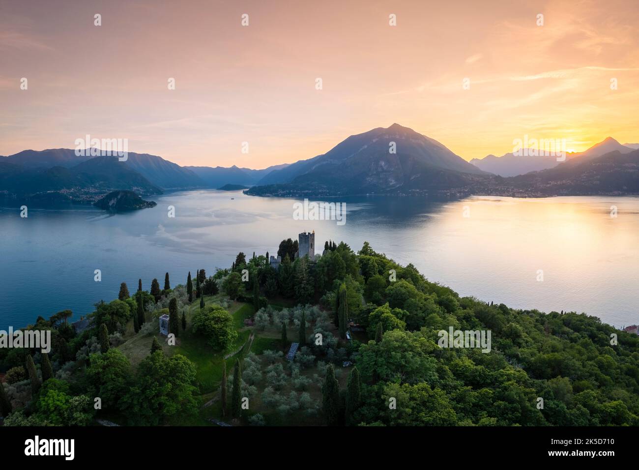 Vue aérienne du château de Vezio, dominant le lac de Côme et la ville ...