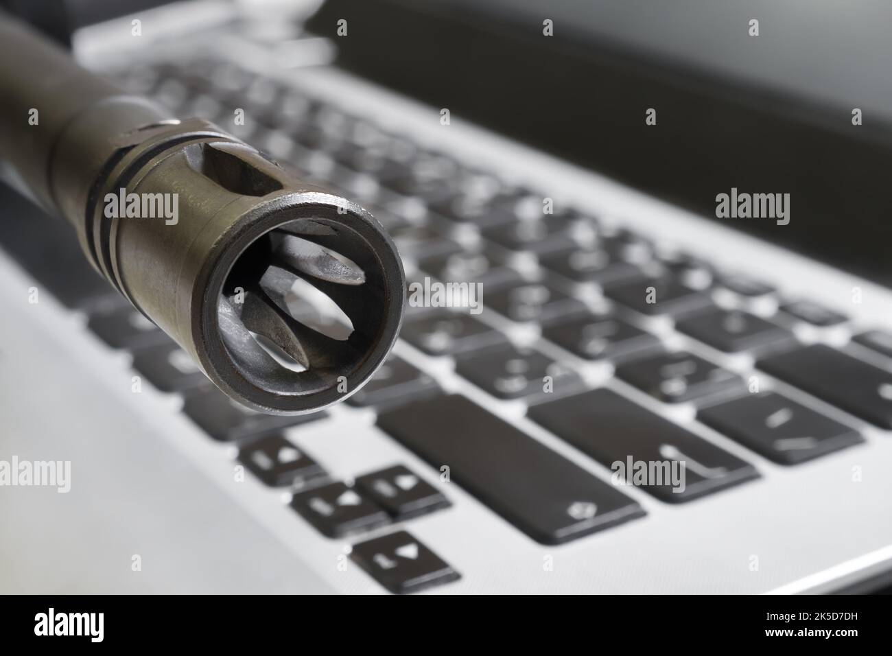 Espion. Pistolet à baril. Espionnage. Ordinateur d'enquête sur le crime ...