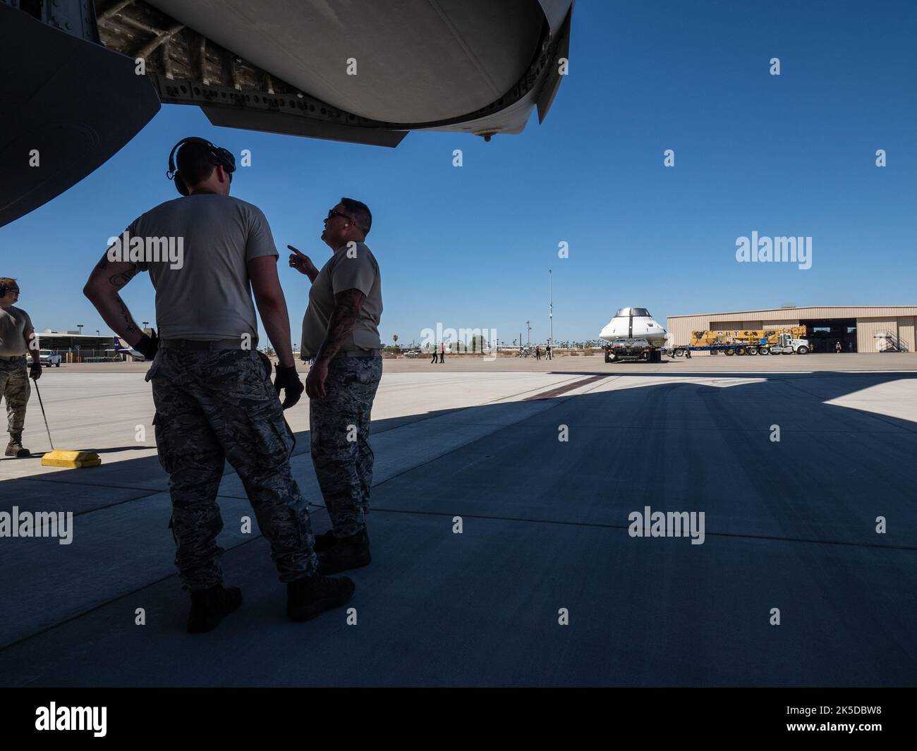 L'équipe d'Orion prépare le véhicule d'essai de parachute pour l'essai ...