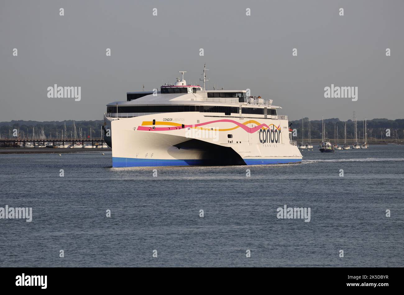 Le ferry à grande vitesse qui traverse le canal DE LIBÉRATION CONDOR ...