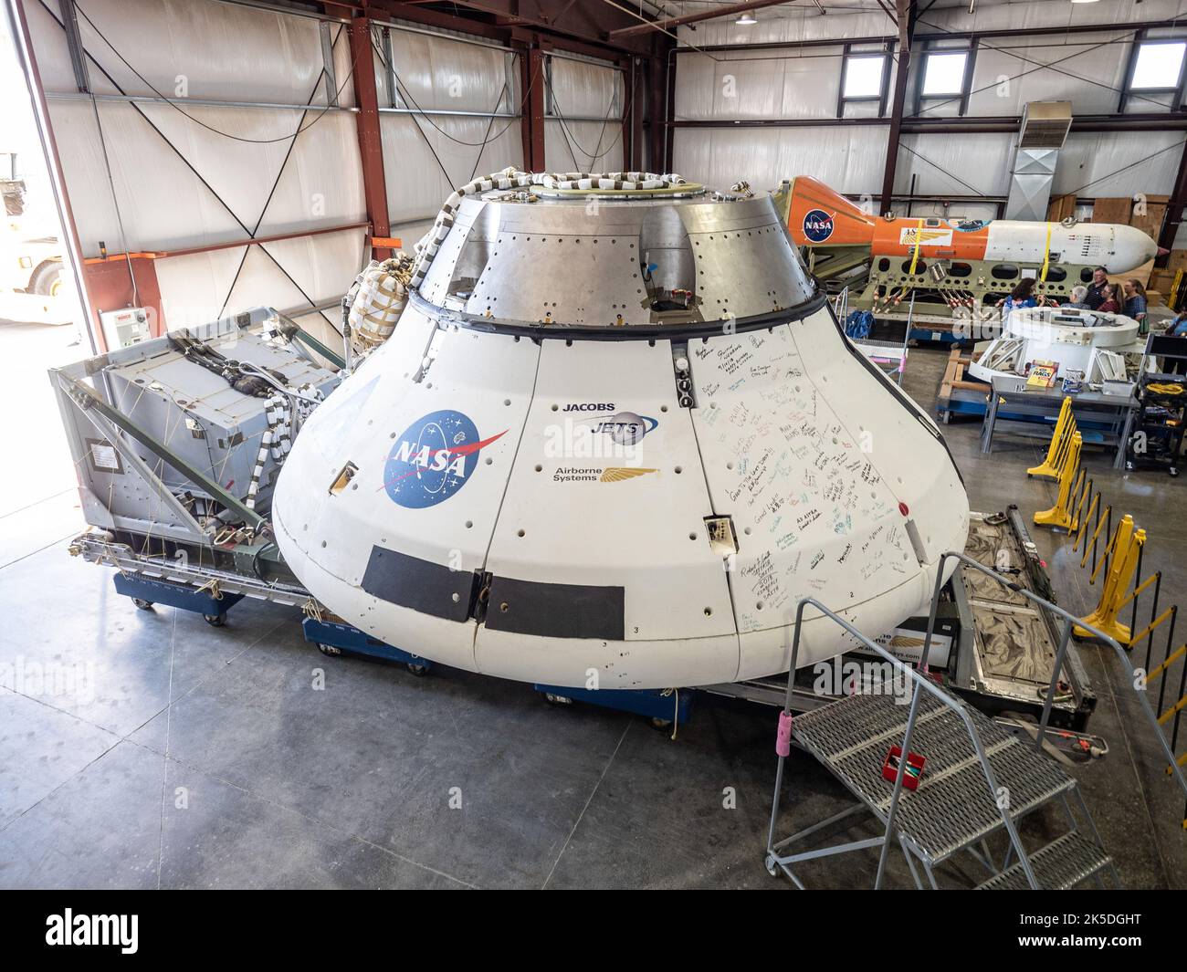 L'équipe d'Orion prépare le véhicule d'essai de parachute pour l'essai ...