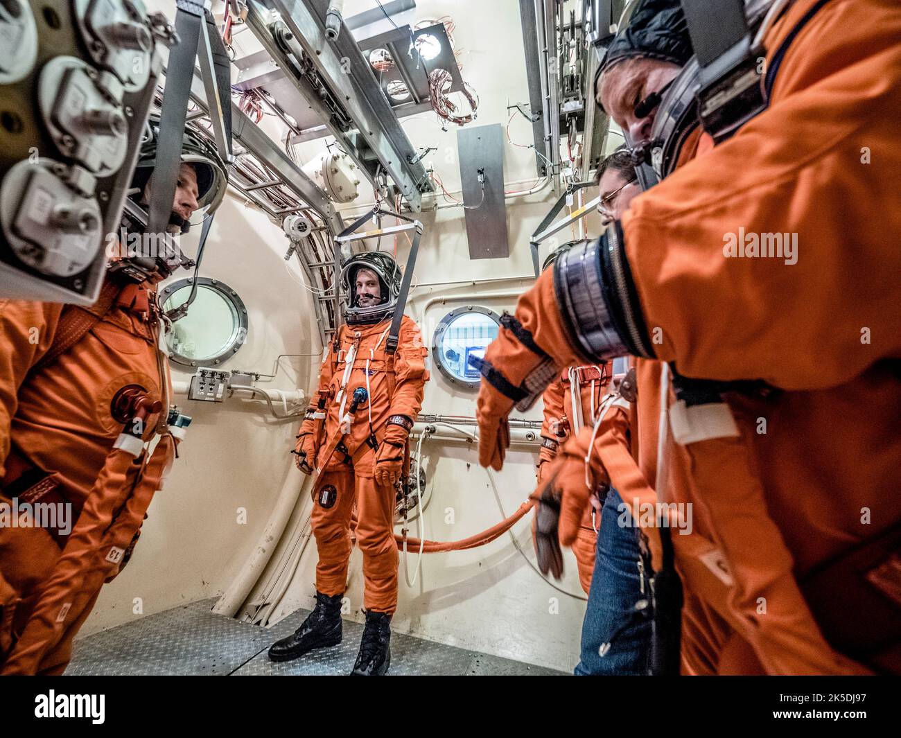 Des ingénieurs et des techniciens du Johnson Space Center de la NASA à ...