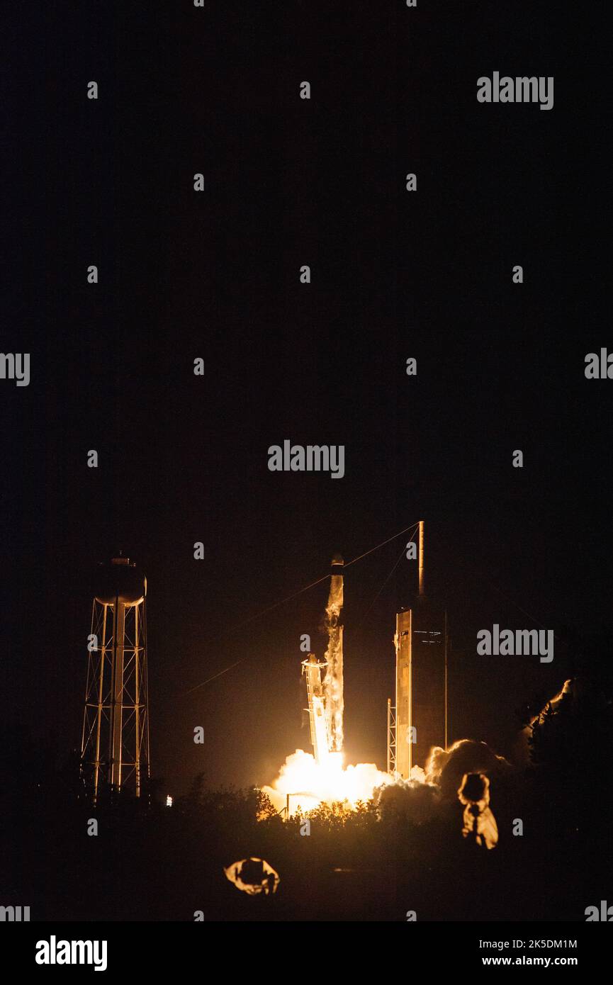 La fusée SpaceX Falcon 9 transportant la capsule Dragon se soulève du ...