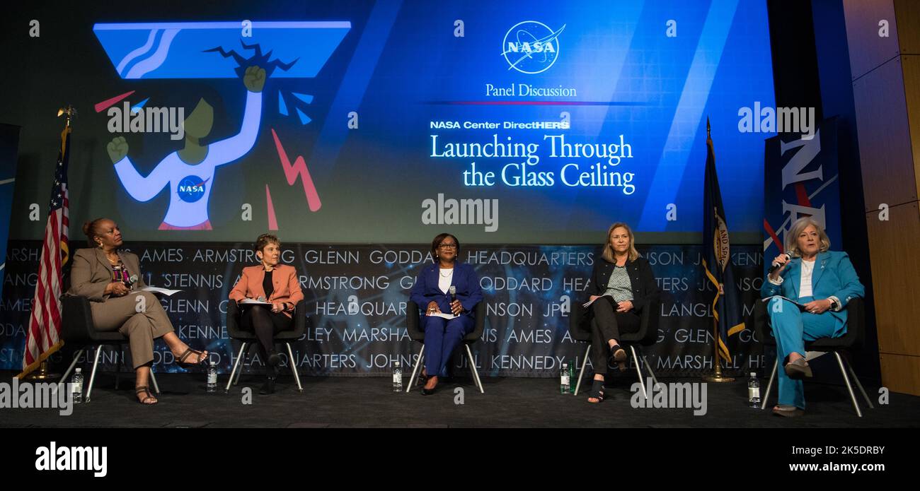 Le directeur du Marshall Space Flight Centre, Jody Singer, à droite, s ...