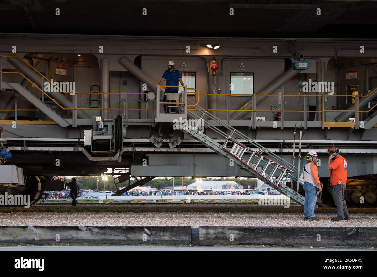 Le lanceur mobile transportant la fusée SLS (Space Launch System) de la ...