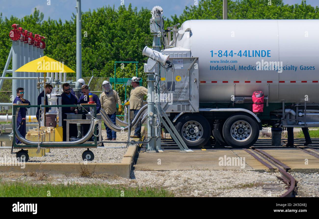 Les camions-citernes livrent de l'hydrogène liquide (LH2) pour ...