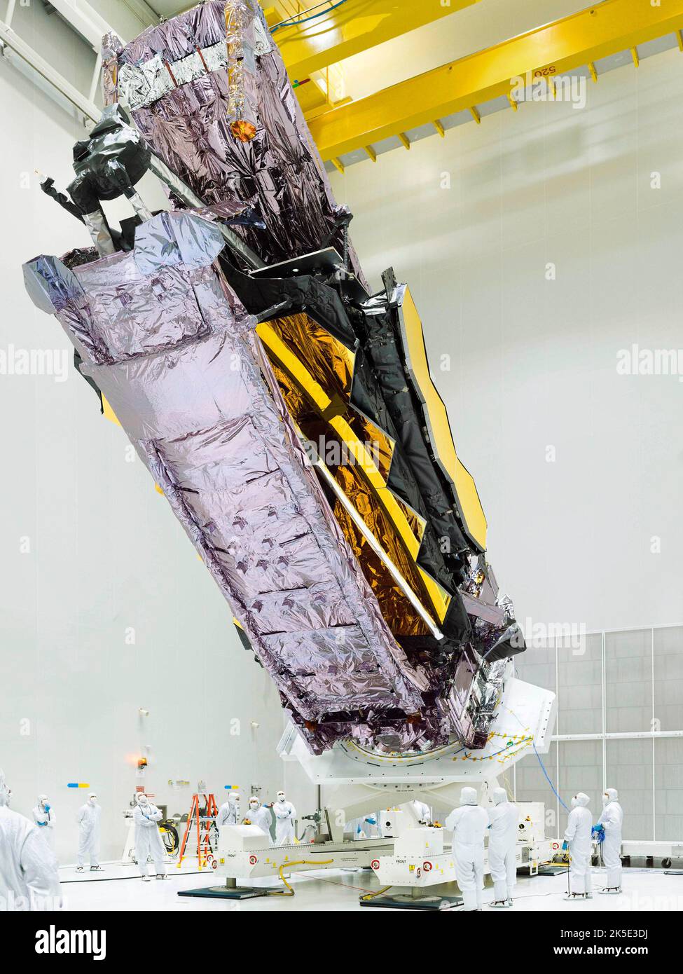 Le télescope spatial James Webb (JWST en salle blanche sur le site de lancement du Centre ...