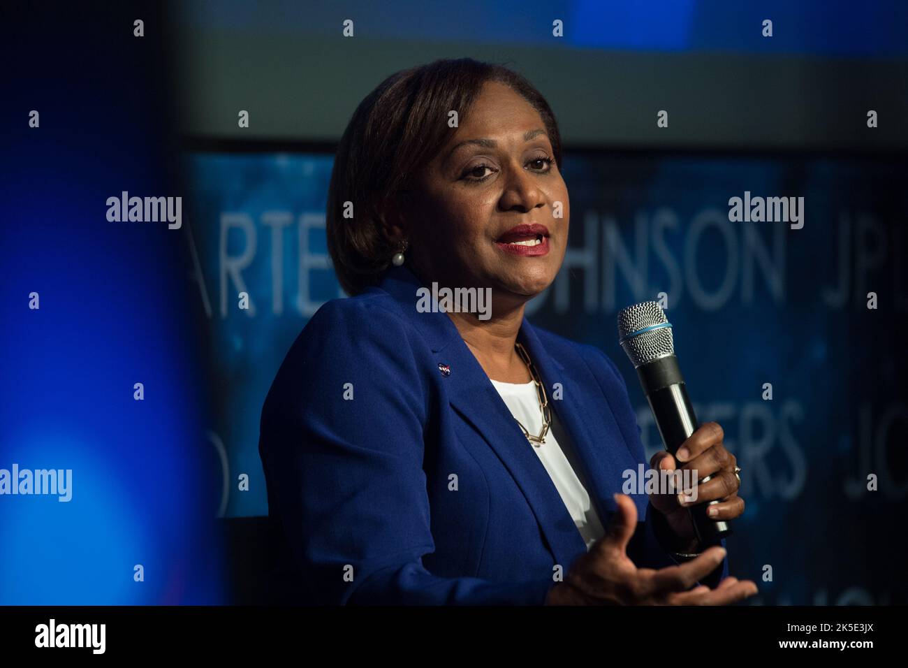 Le directeur du Johnson Space Center, Vanessa Wyche, s'exprime sur un ...