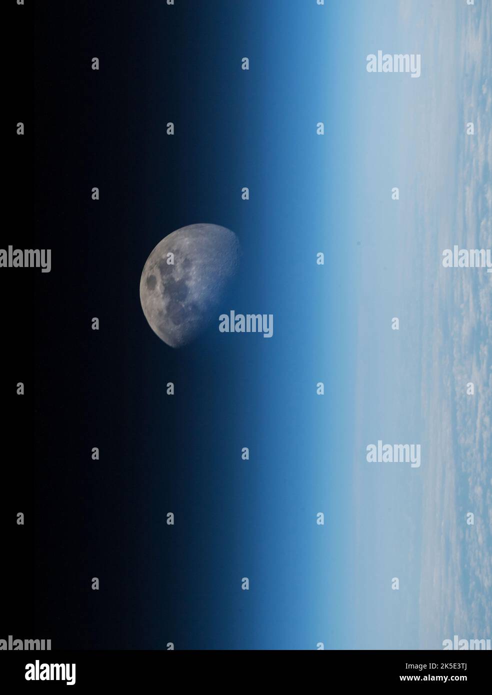 Une vue de la Lune et de l'atmosphère terrestre par l'astronaute de l ...