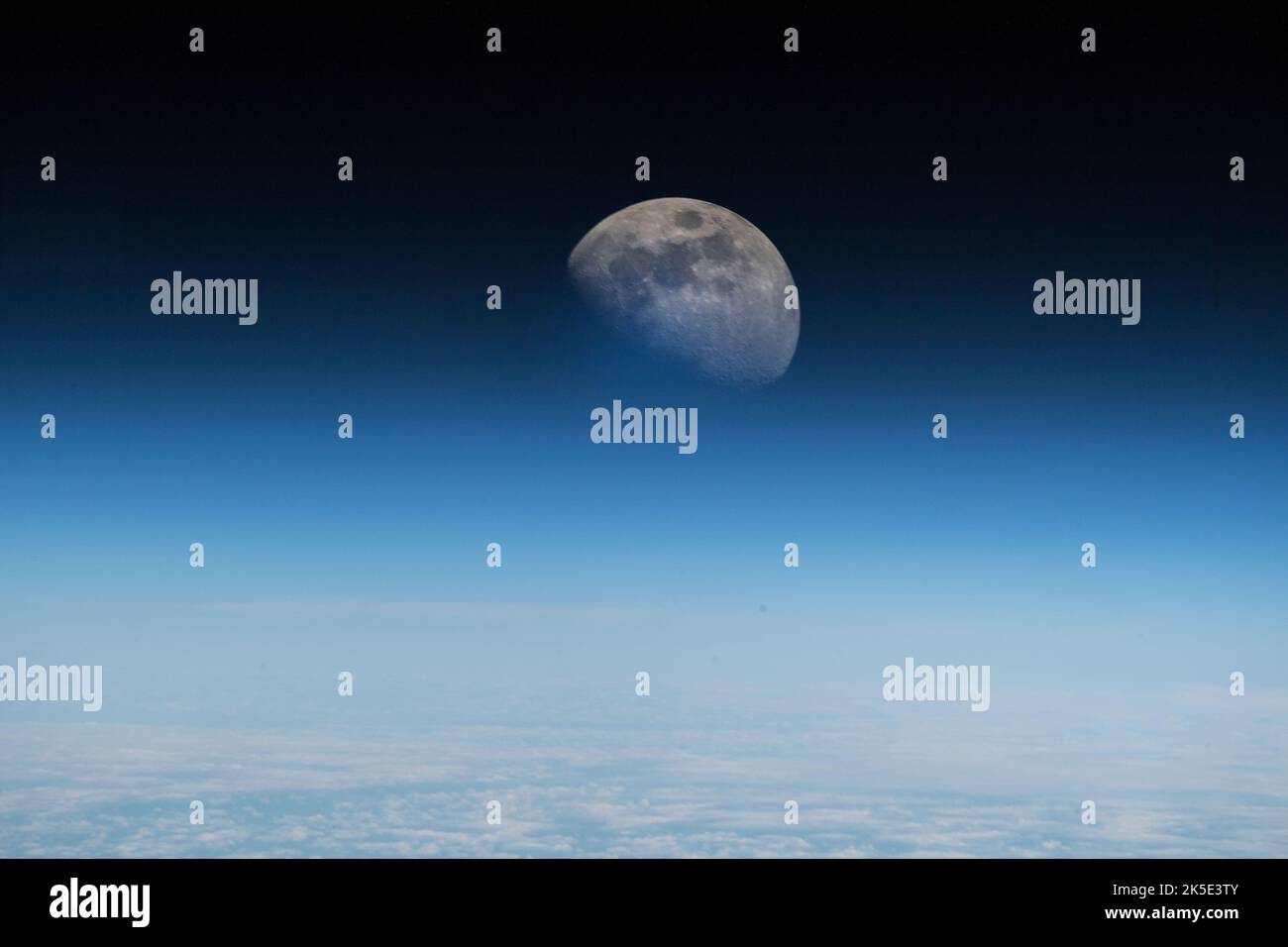 Une vue de la Lune et de l'atmosphère terrestre par l'astronaute de l ...