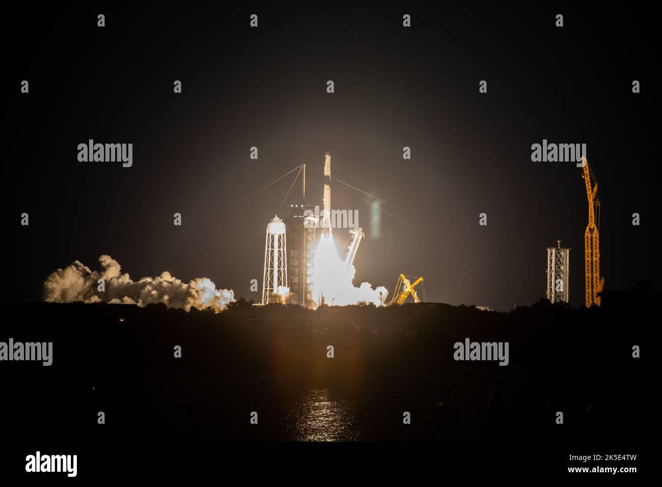 Le 14 juillet 2022, SpaceX lance Falcon 9 avec la capsule Dragon du ...