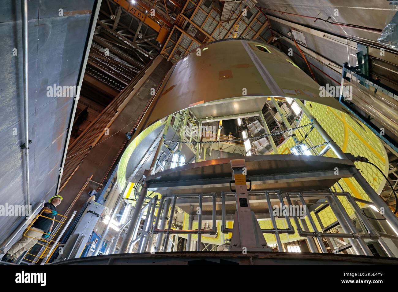 Les techniciens du site de montage Michoud de la NASA déplacent la ...
