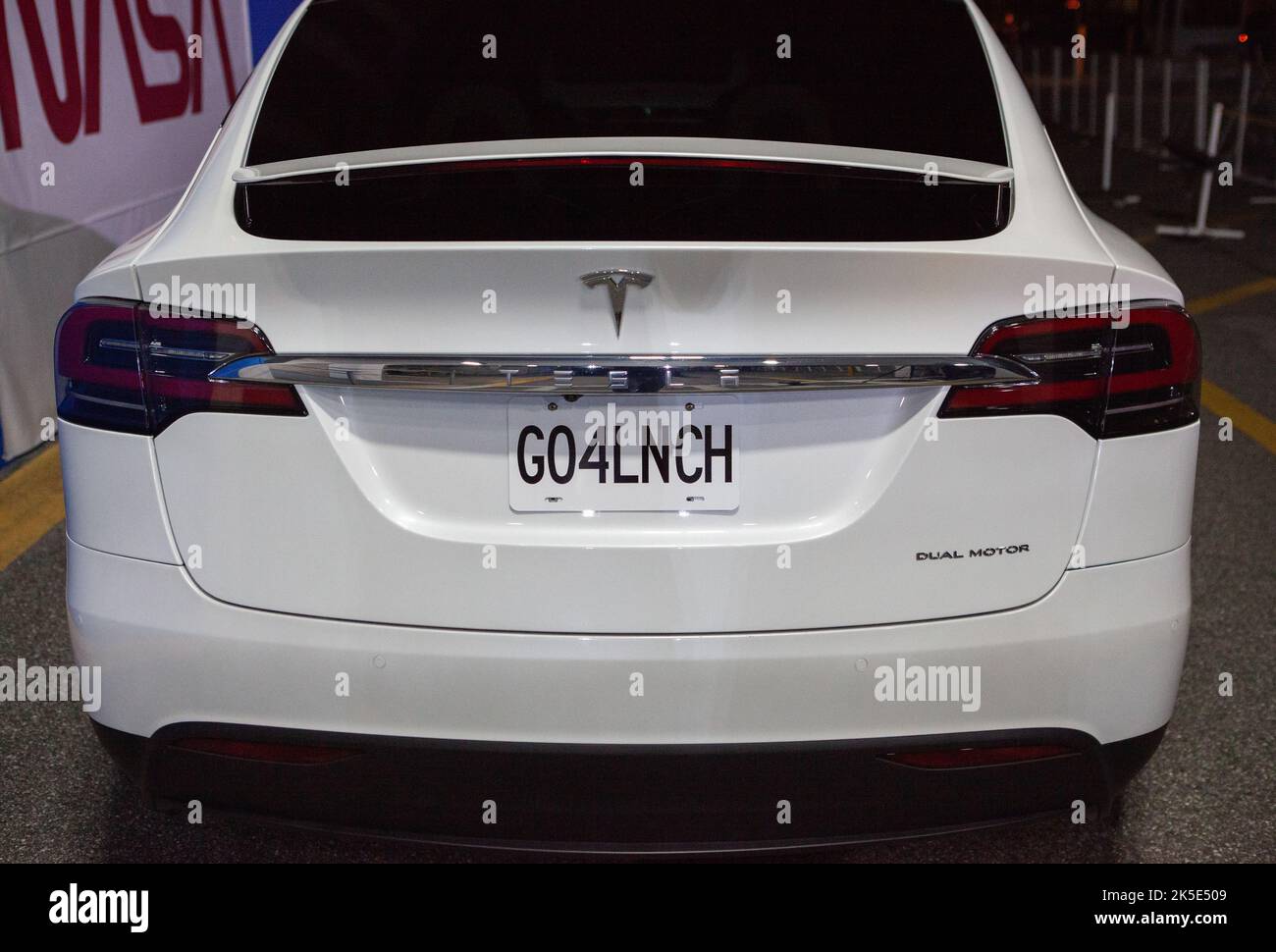 Un véhicule Tesla Model X personnalisé est stationné à l'extérieur du ...