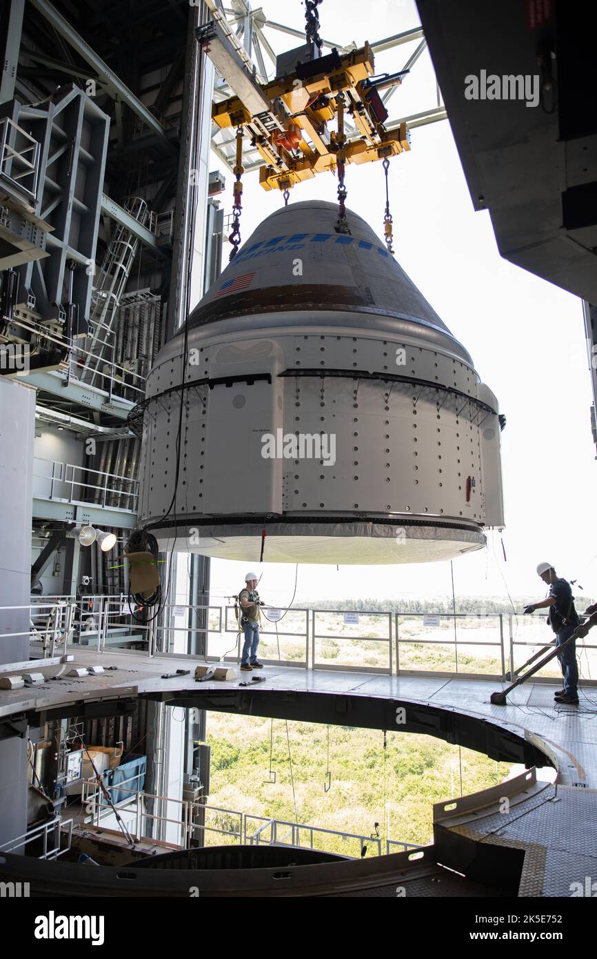 Le vaisseau spatial Boeing CST-100 Starliner est soulevé à l ...