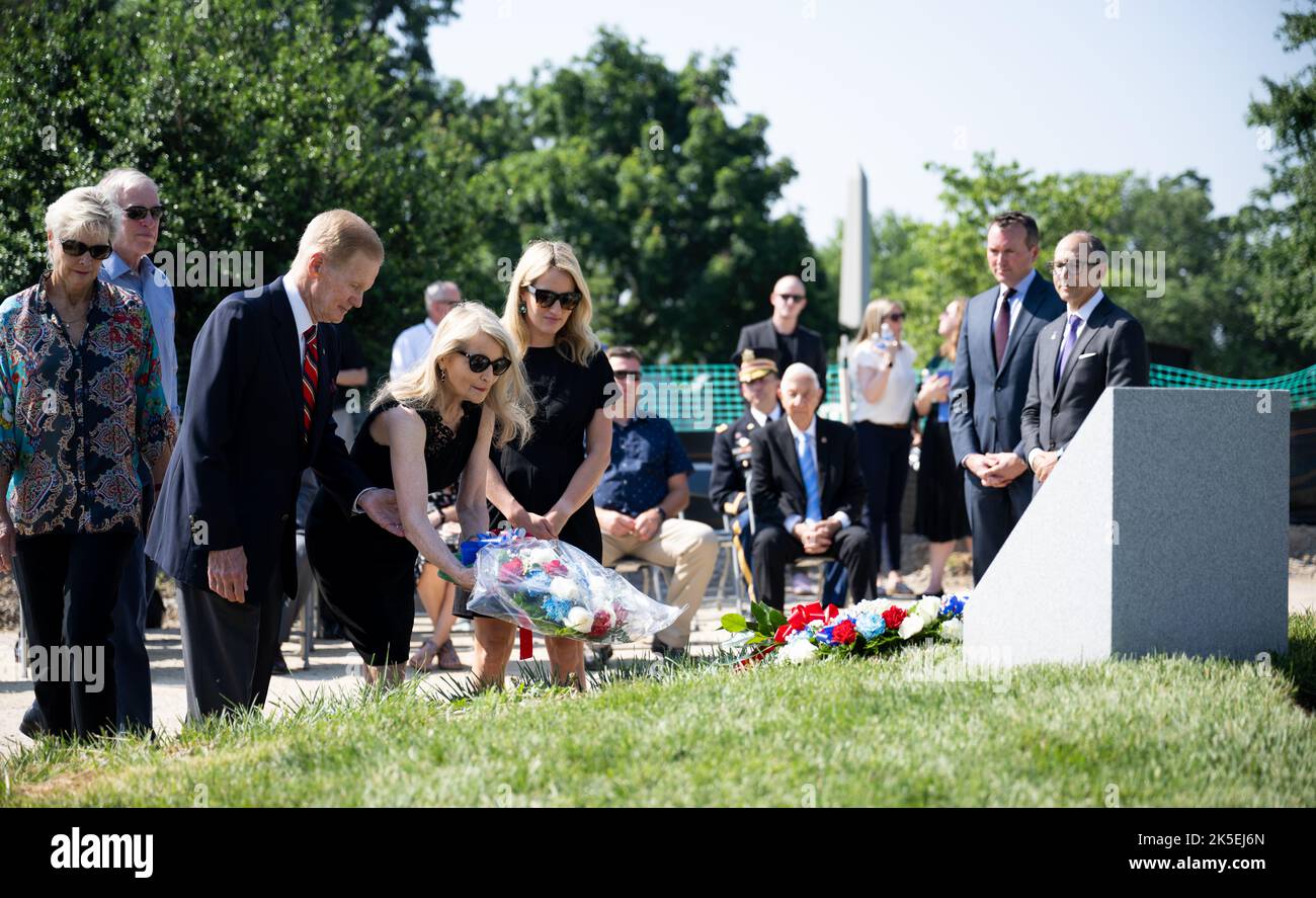 Les membres de la famille de l'astronaute d'Apollo 1 Edward H. White II ...