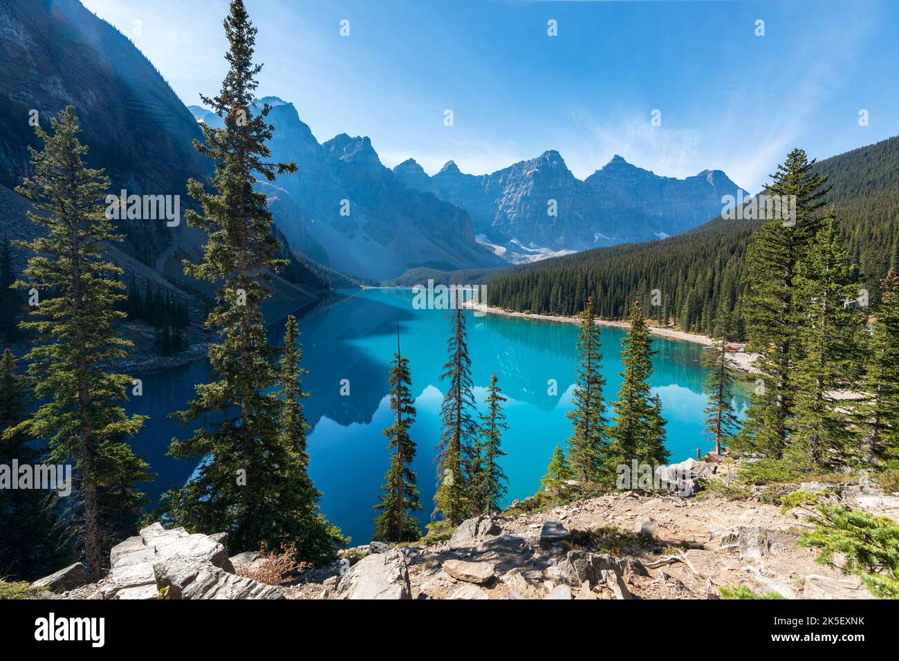 Lac Moraine beau paysage en été ensoleillé jour matin. L'ombre se déplace sur l'eau bleu ...