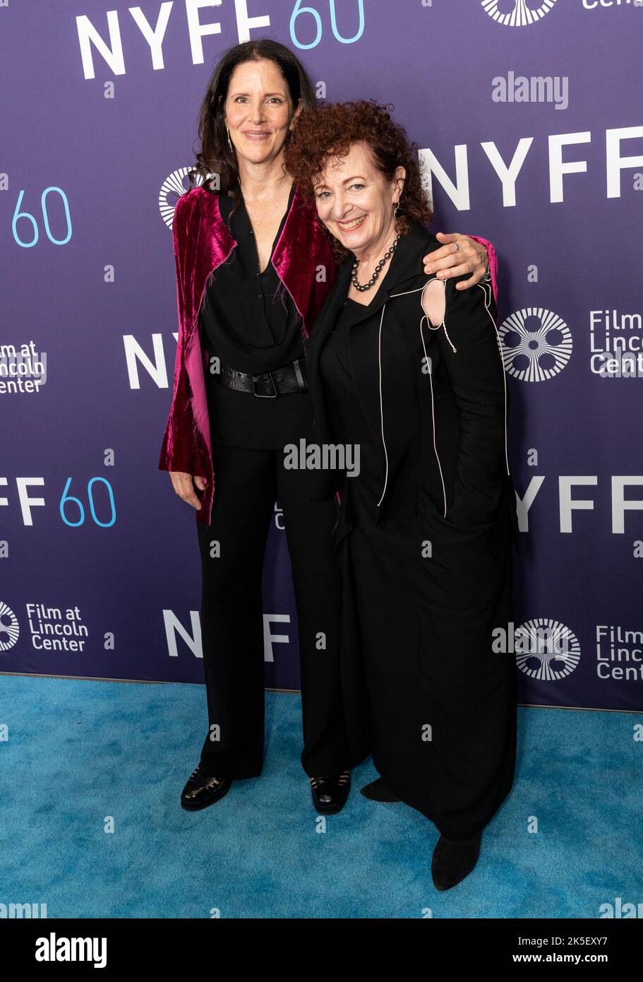 La directrice Laura Poitras et le sujet du film Nan Goldin assistent à ...