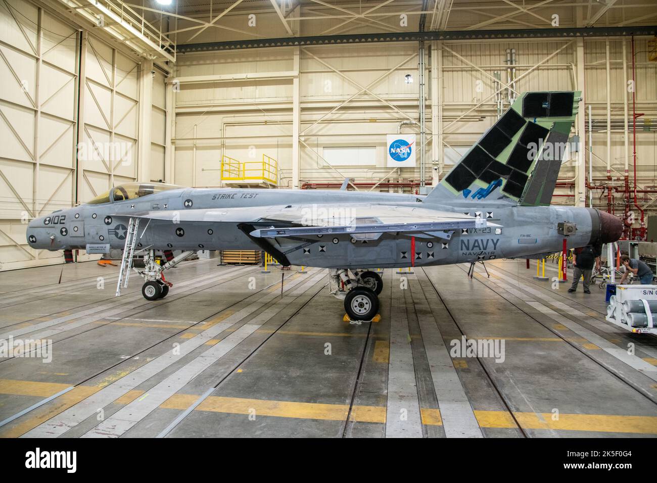 Cette vue de droite montre un F/A-18E du Naval Air Systems Command (NAVAIR) à Patuxent River ...