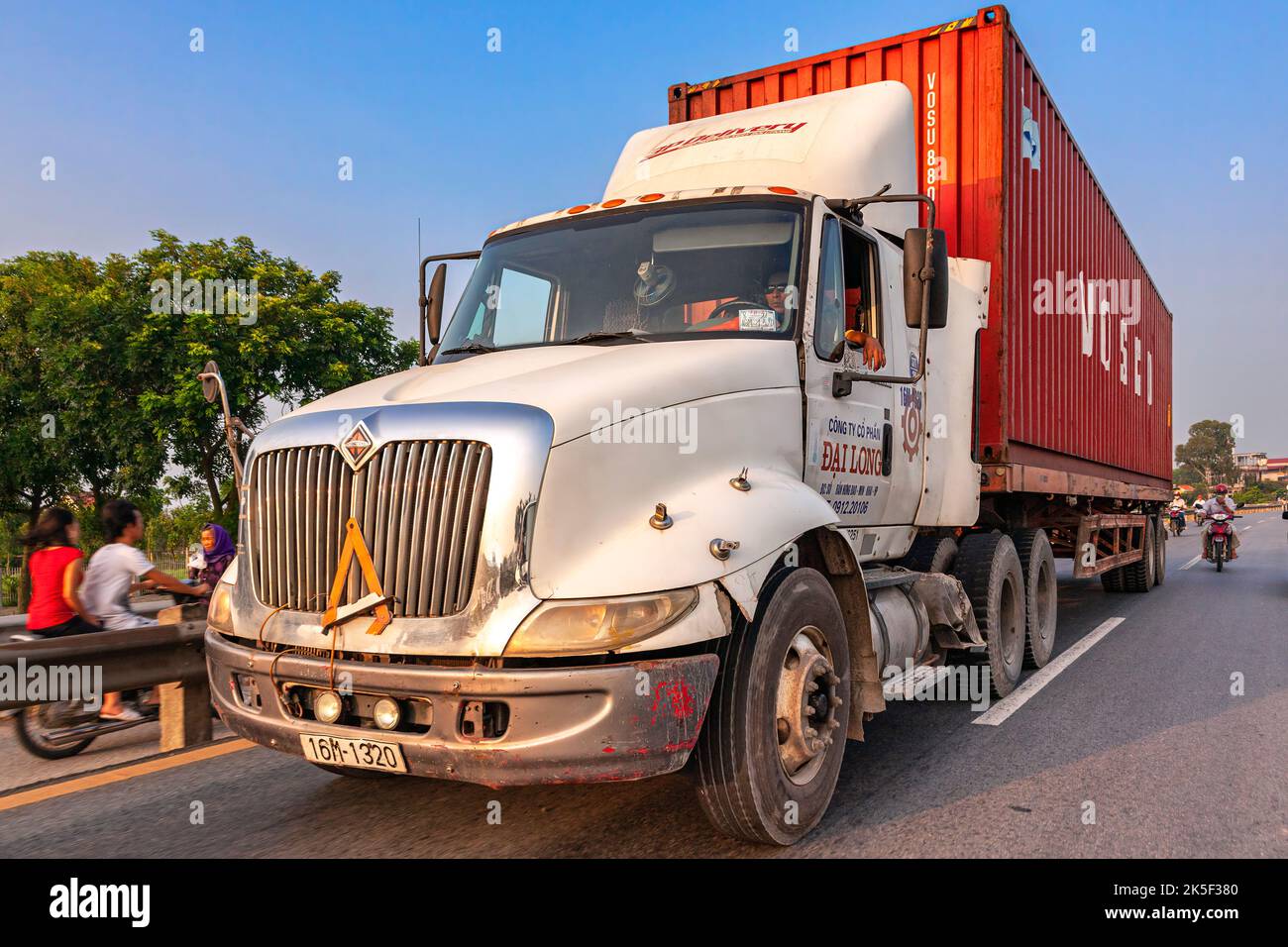 Camion porte conteneurs Banque de photographies et d’images à haute ...