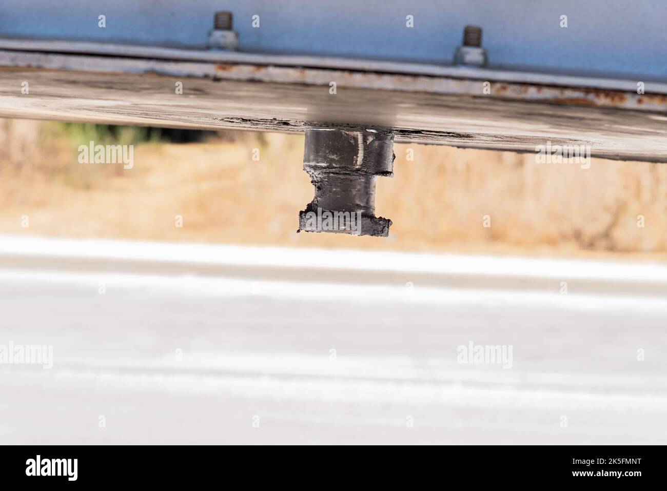Le pivot graissé, à côté de la cinquième roue du tracteur, permet d ...