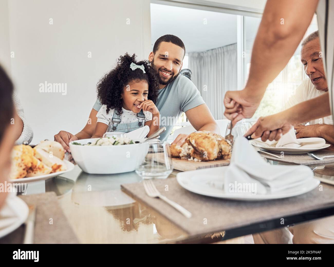 Déjeuner en famille dans la salle à manger, père heureux avec une jeune ...