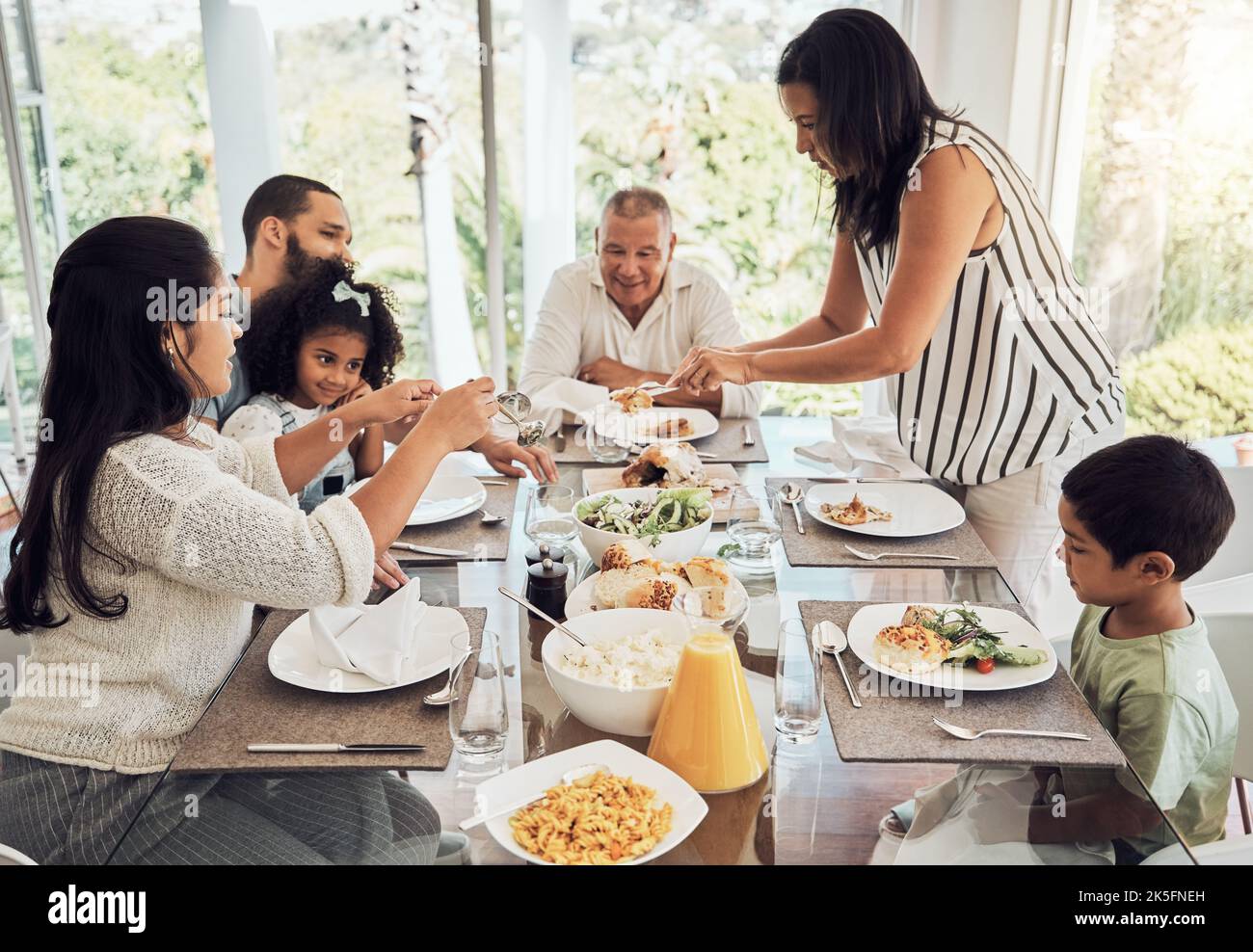 Family reunion eating Banque de photographies et d’images à haute ...