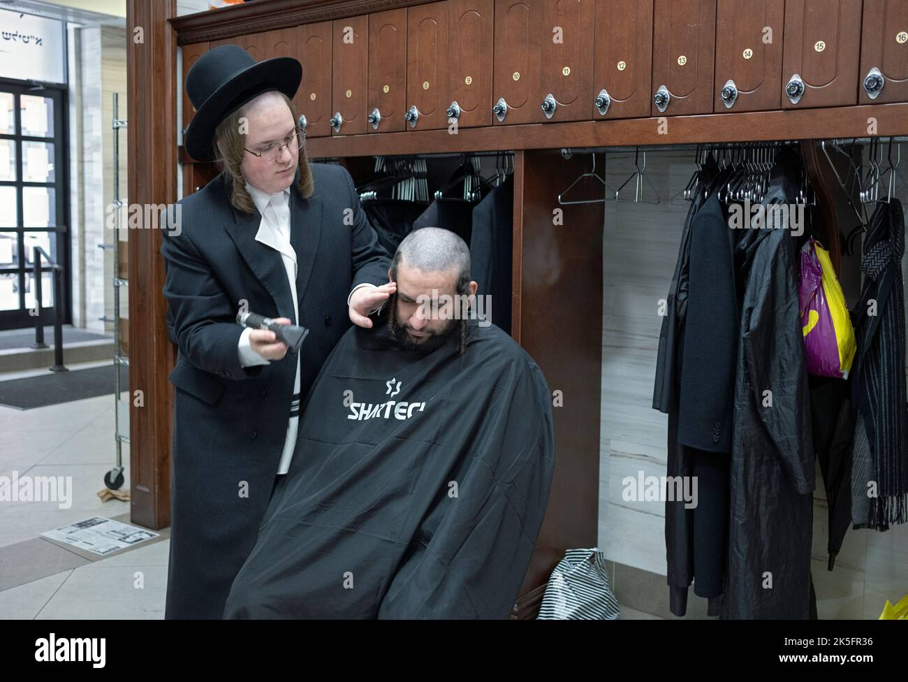Une coupe de cheveux hassidique observant le passage de Lévitique ...