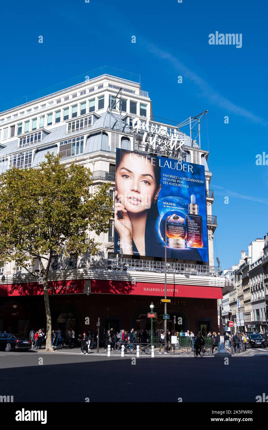 Panneau publicitaire de l'Estée Lauder sur la façade de la construction ...