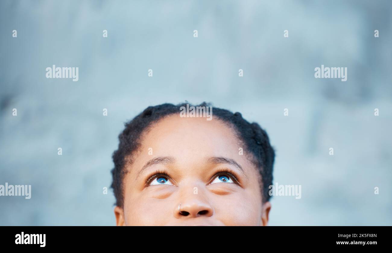 Vision, pensée et visage de fille avec idée ou plan pour l'avenir, la ...