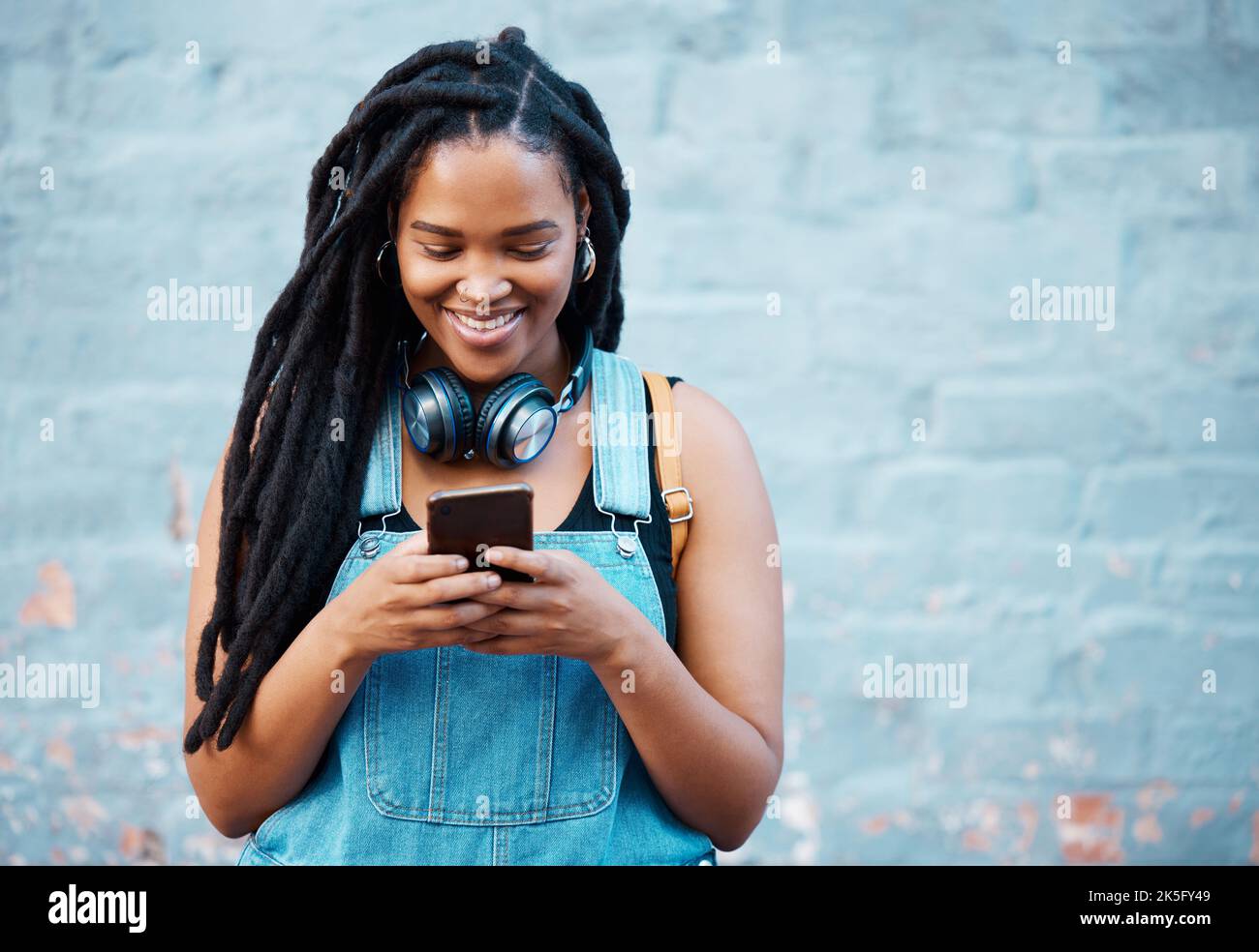Femme noire avec téléphone intelligent 5g pour la saisie sur les ...
