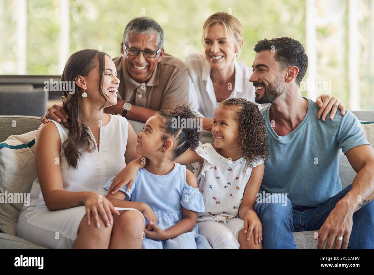 Enfants, diversité et grande famille en portrait dans une maison en ...