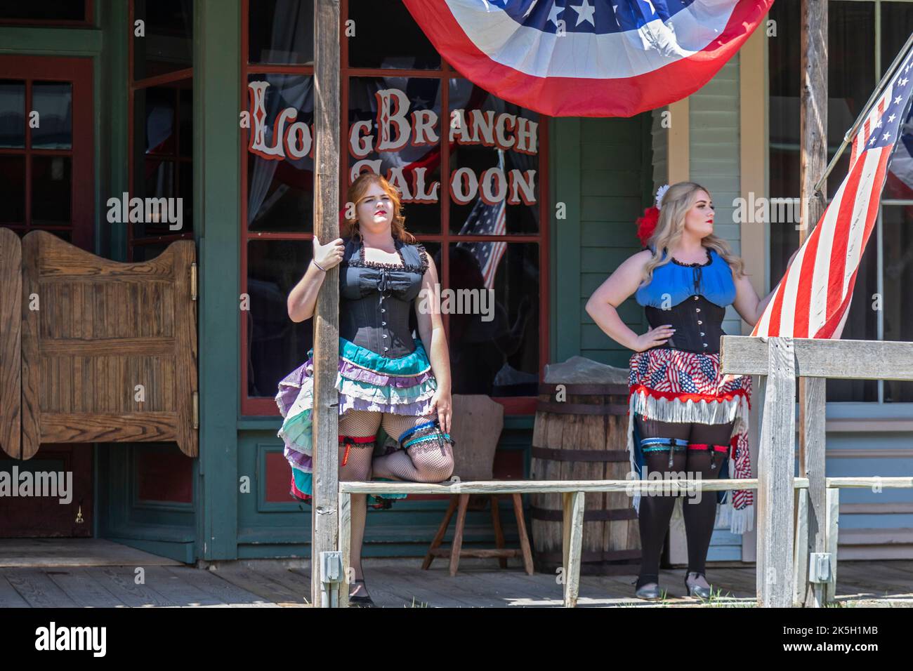 Dodge City, Kansas - CAN CAN Danders à l'extérieur du long Branch ...