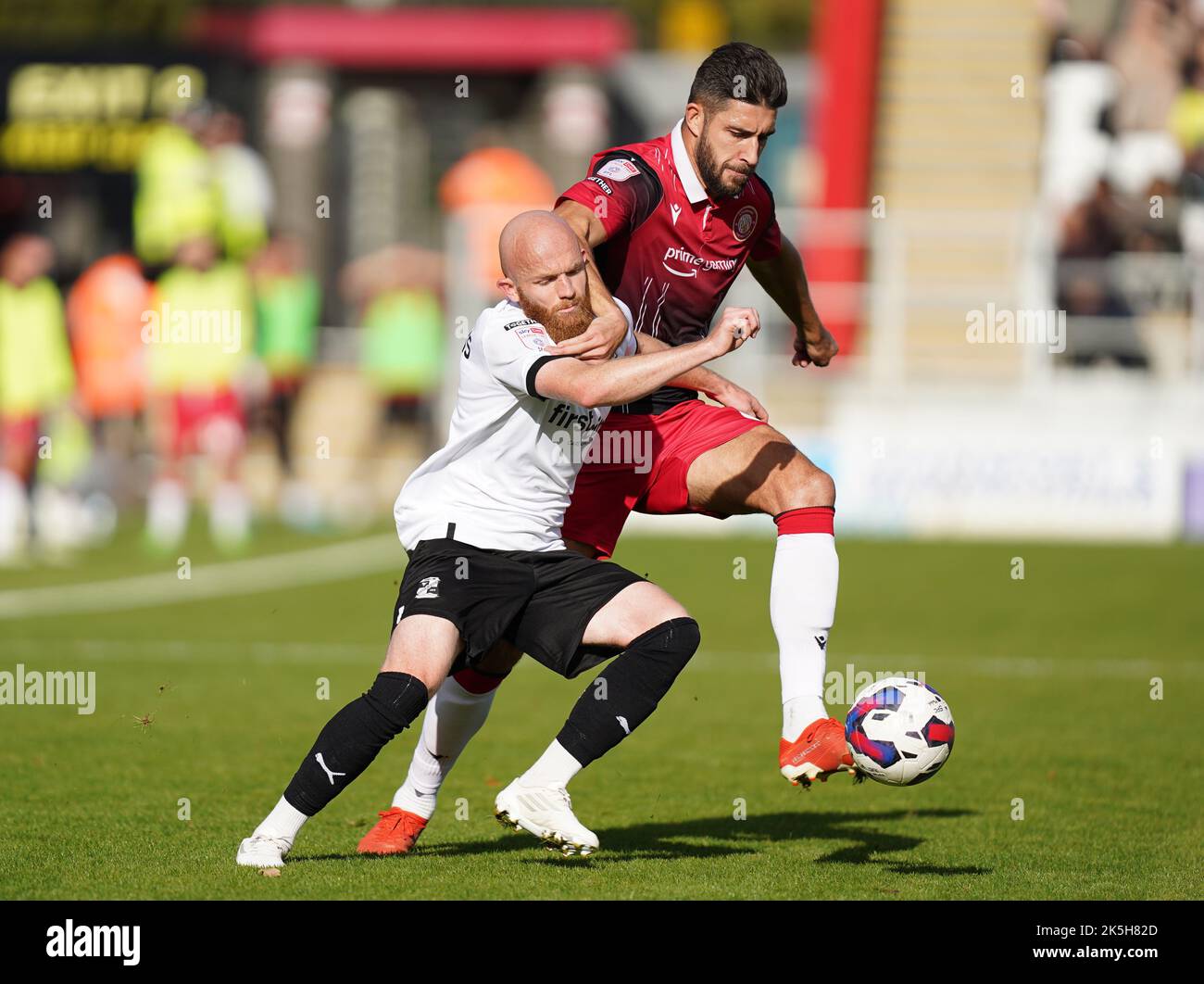 Jonny Williams de Swindon Town (à gauche) et Dan Sweeney du Stevenage ...