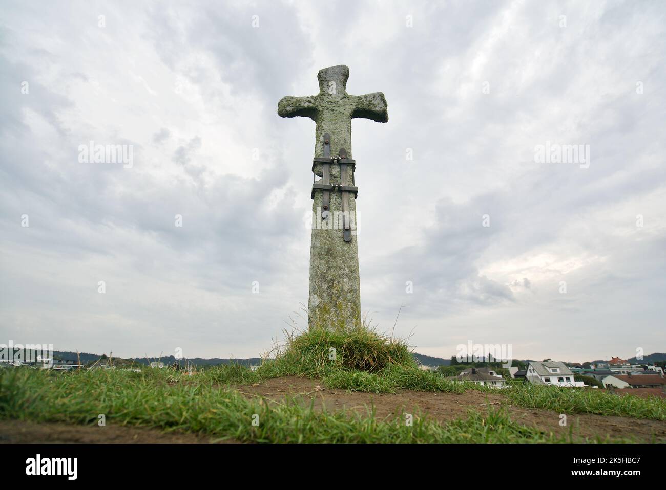 KROSSHAUGEN - Une croix historique située à côté du monument national ...