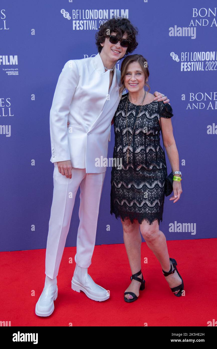 Timothée Chalamet et sa mère Nicole Flender assistent aux Bones et à ...