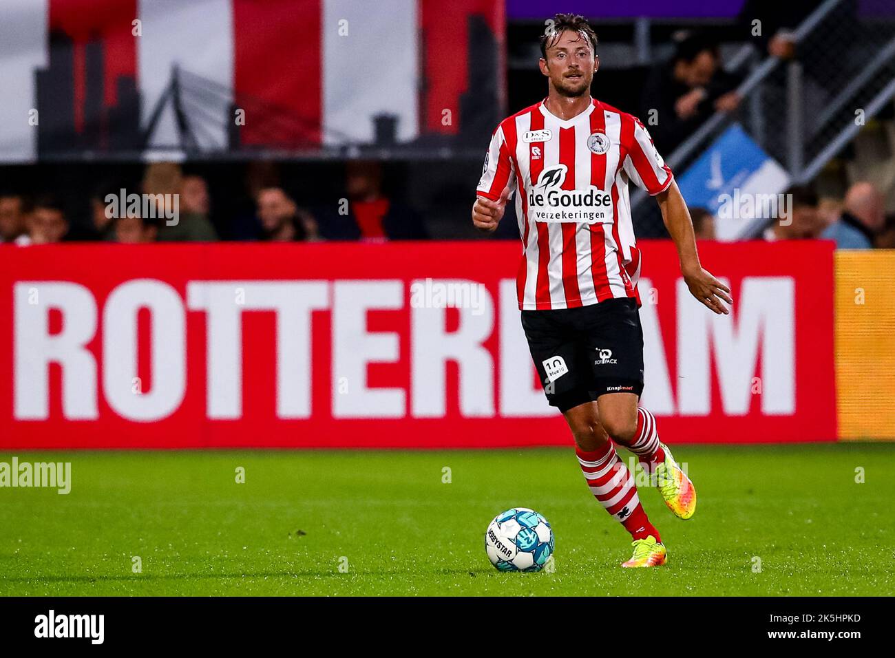 ROTTERDAM, PAYS-BAS - OCTOBRE 8 : Bart Vriends of Sparta Rotterdam lors ...