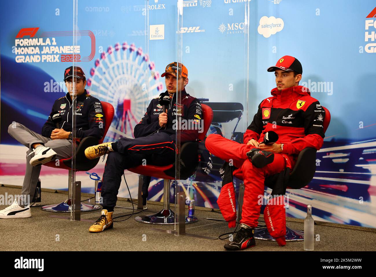 De gauche à droite : Sergio Perez (MEX) Red Bull Racing, Max Verstappen ...