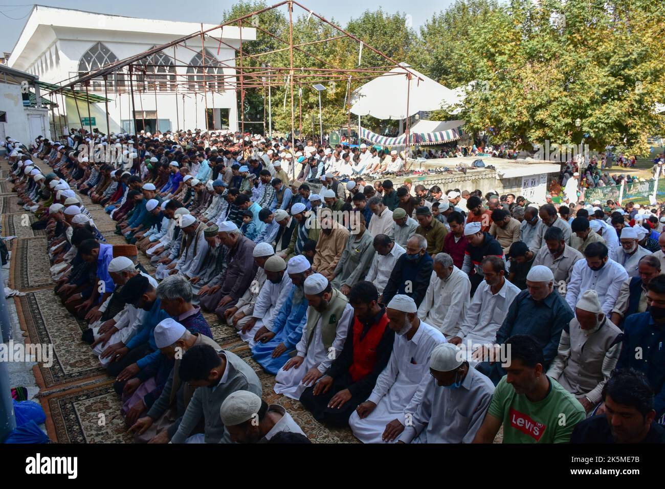 Les dévotés musulmans de Kashmiri proposent des prières à midi à l ...