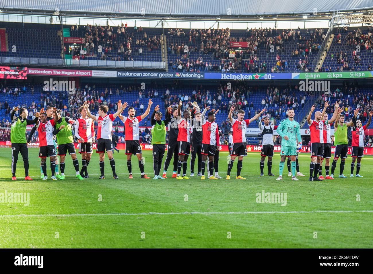 Rotterdam - les joueurs de Feyenoord célèbrent la victoire lors du ...