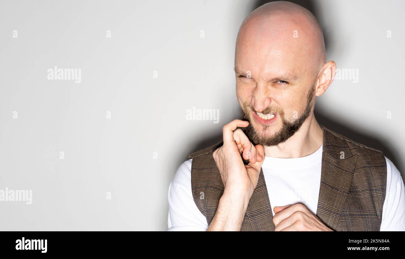 Sneaky man Banque de photographies et d’images à haute résolution - Alamy