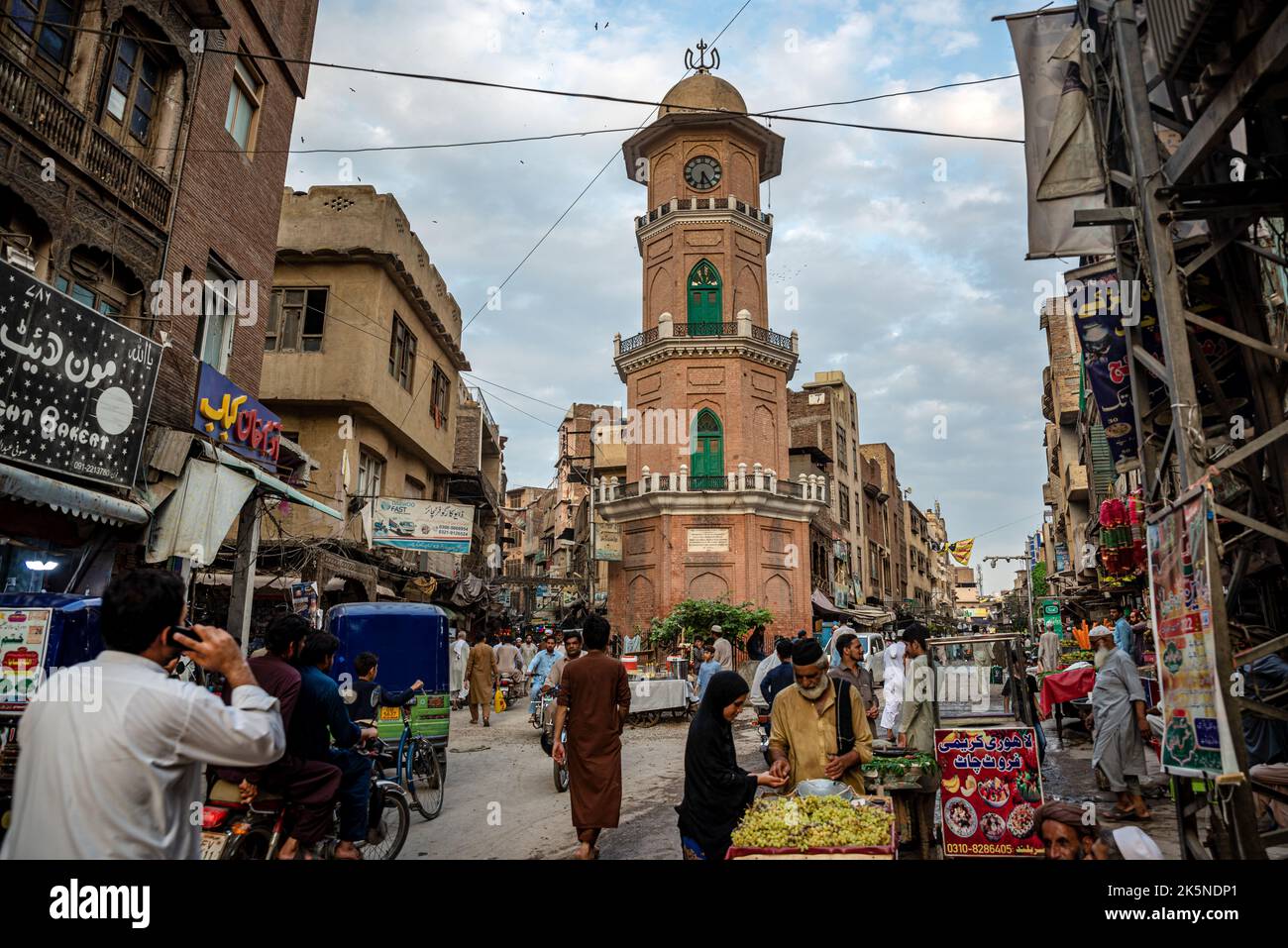 Peshawar market Banque de photographies et d’images à haute résolution ...