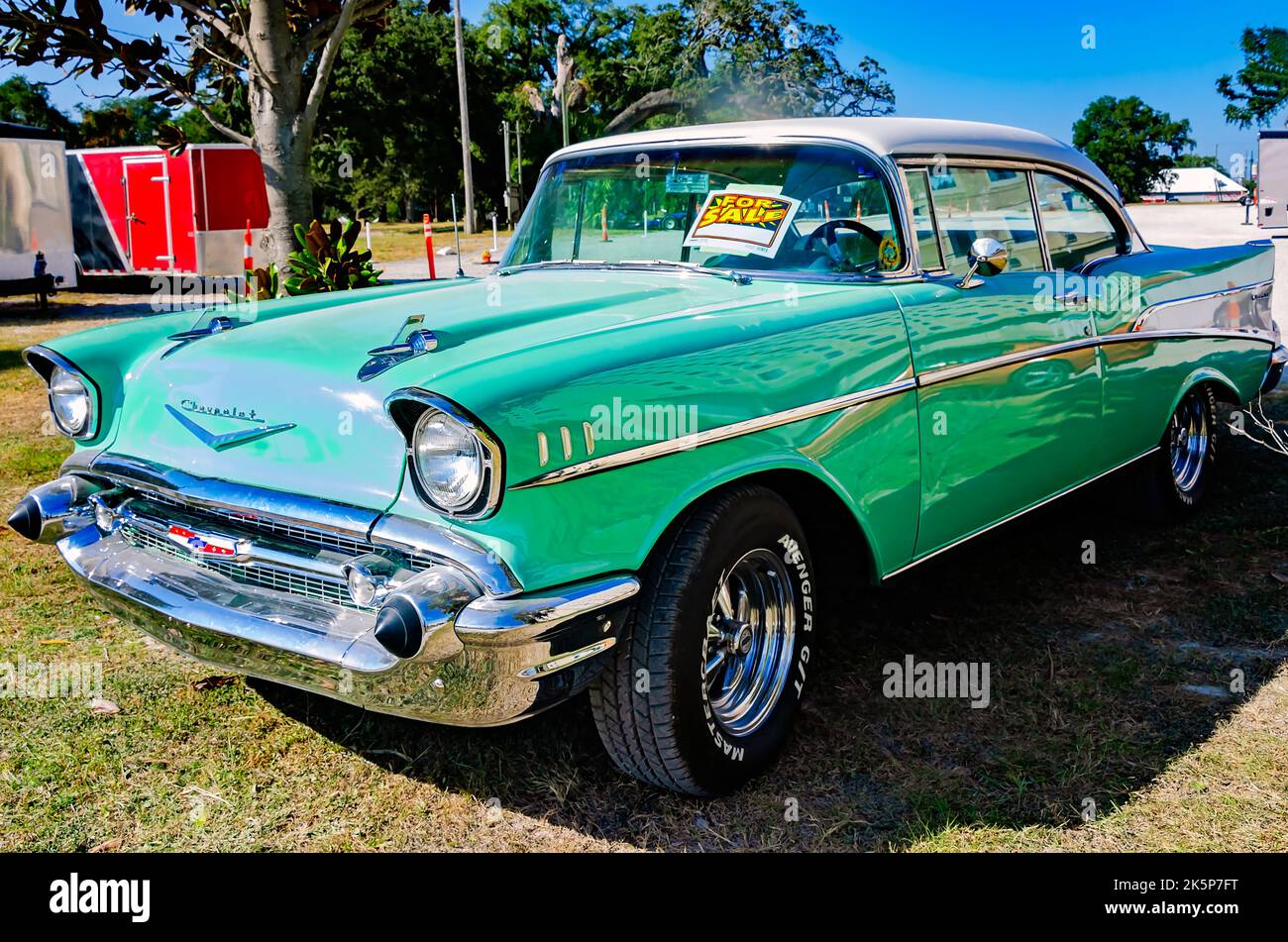 Un bel Air 1957 de Chevrolet est exposé sur l’autoroute 90 lors du ...