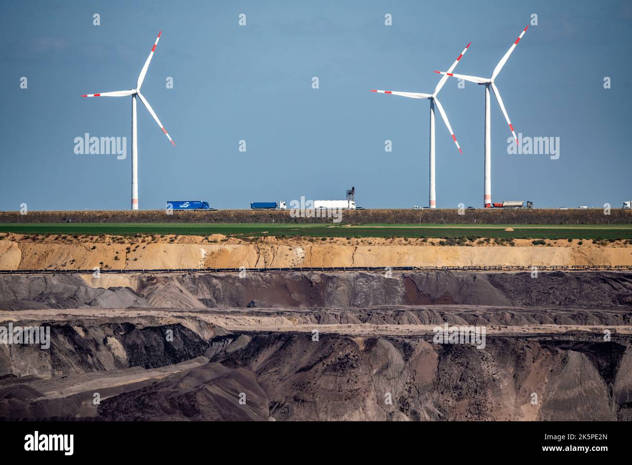 Le bord de la mine de lignite opencast Garzweiler II, l'autoroute A46 ...