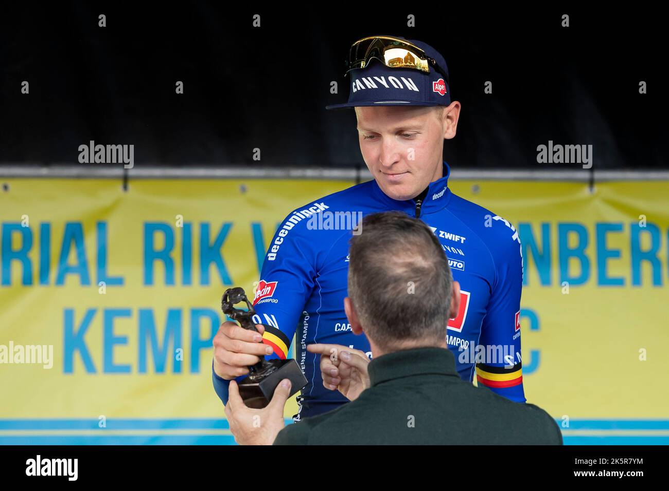 Le Belge Tim Merlier d'Alpecin-Deceuninck célèbre sur le podium après ...
