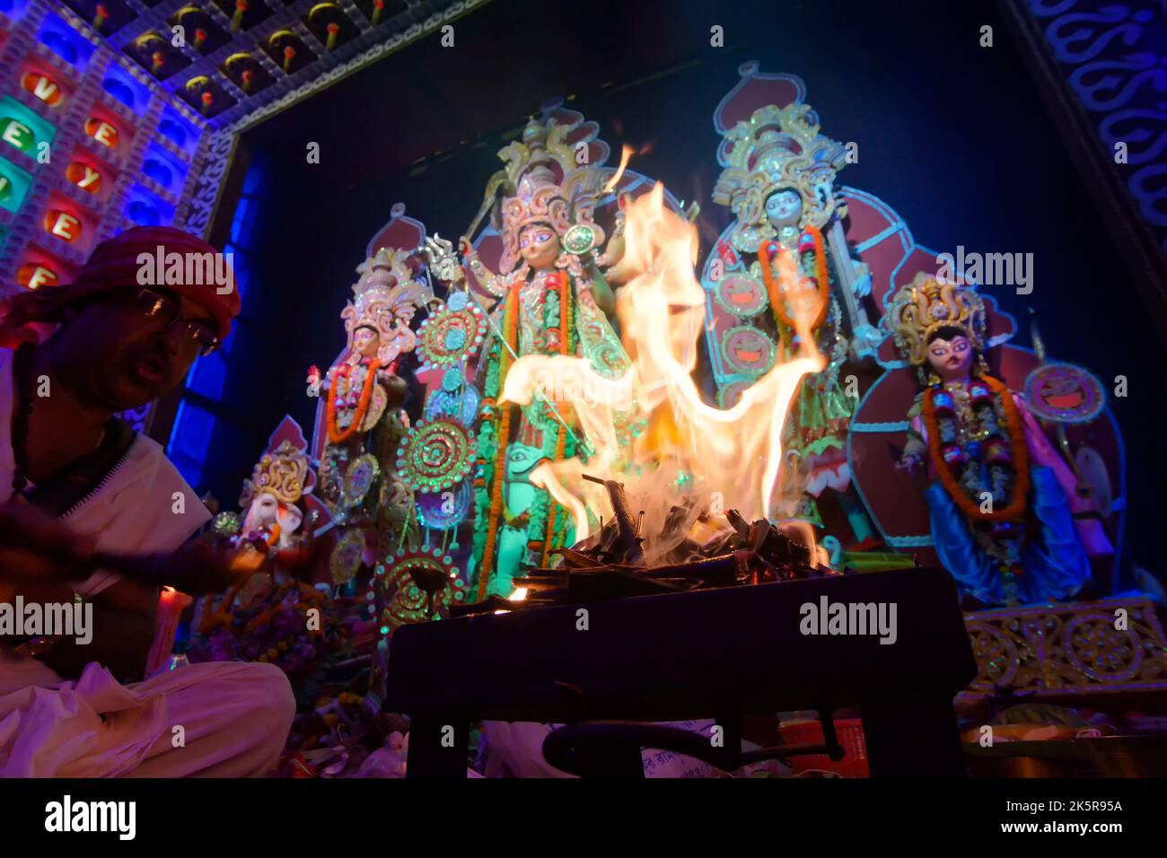 Howrah, Bengale-Occidental, Inde - 5th octobre 2019 : Jajna, purohit ...