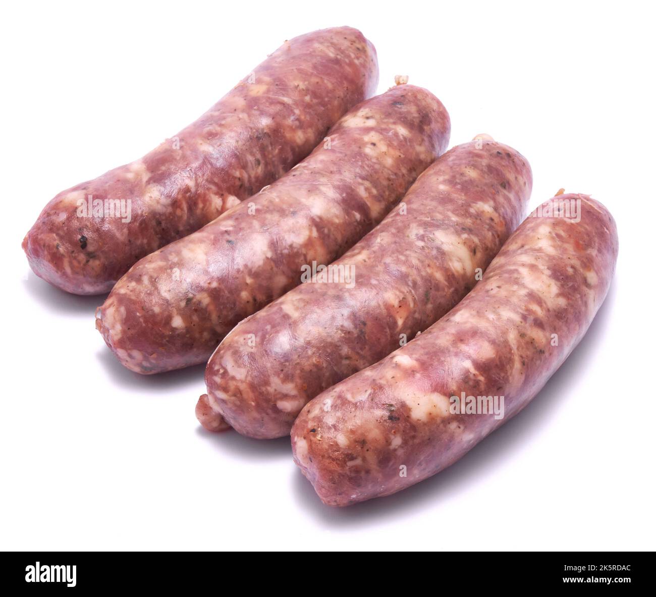Saucisses crues au barbecue Banque d'images détourées - Alamy